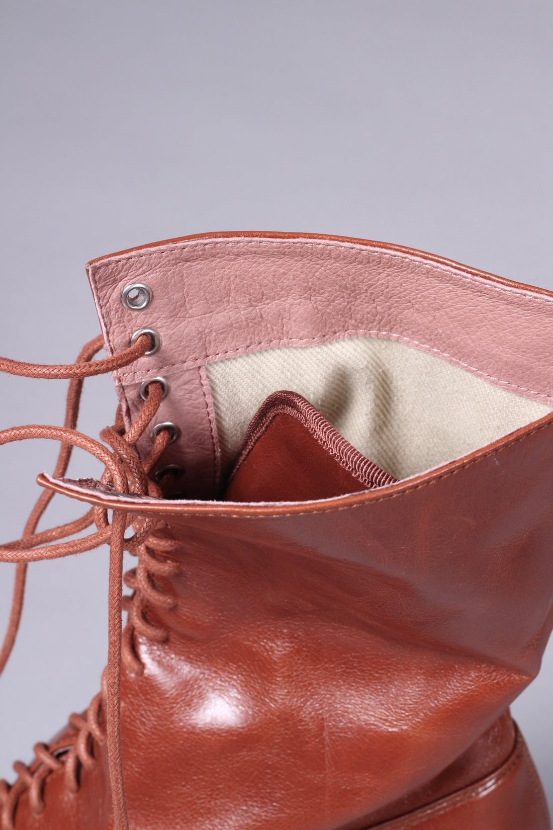 1900s / 1910s Feminine soft Edwardian style boot with pompadour heel ...